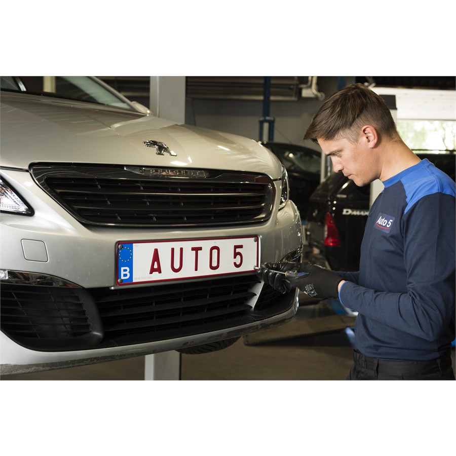 Plaatsen van een nummerplaat (zonder boren) - Auto5